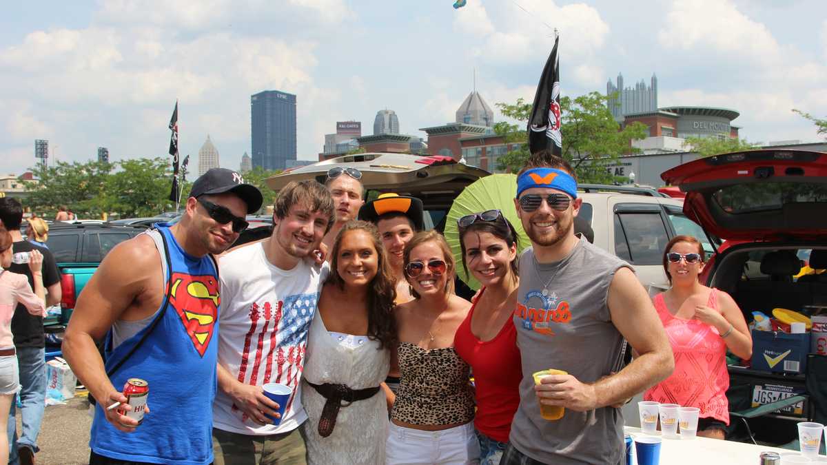 Kenny Chesney Concert: Tailgating Fans on the North Shore