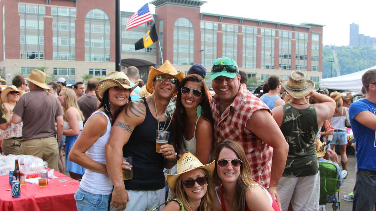 Kenny Chesney Concert: Tailgating Fans on the North Shore