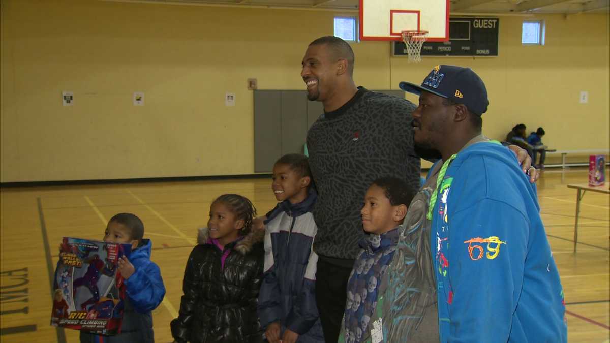 Photos: Steelers linebacker throws Christmas Eve party for kids