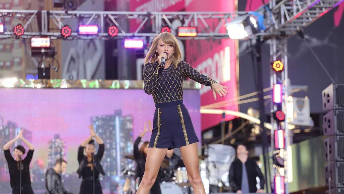 (GALLERY) Taylor Swift performing on Good Morning America