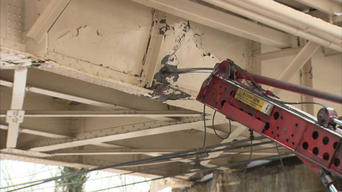 Truck hits overhead bridge in Springdale