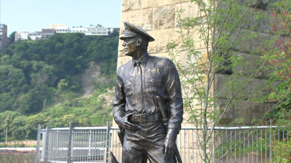 Statue of Pittsburgh police K-9 Rocco unveiled