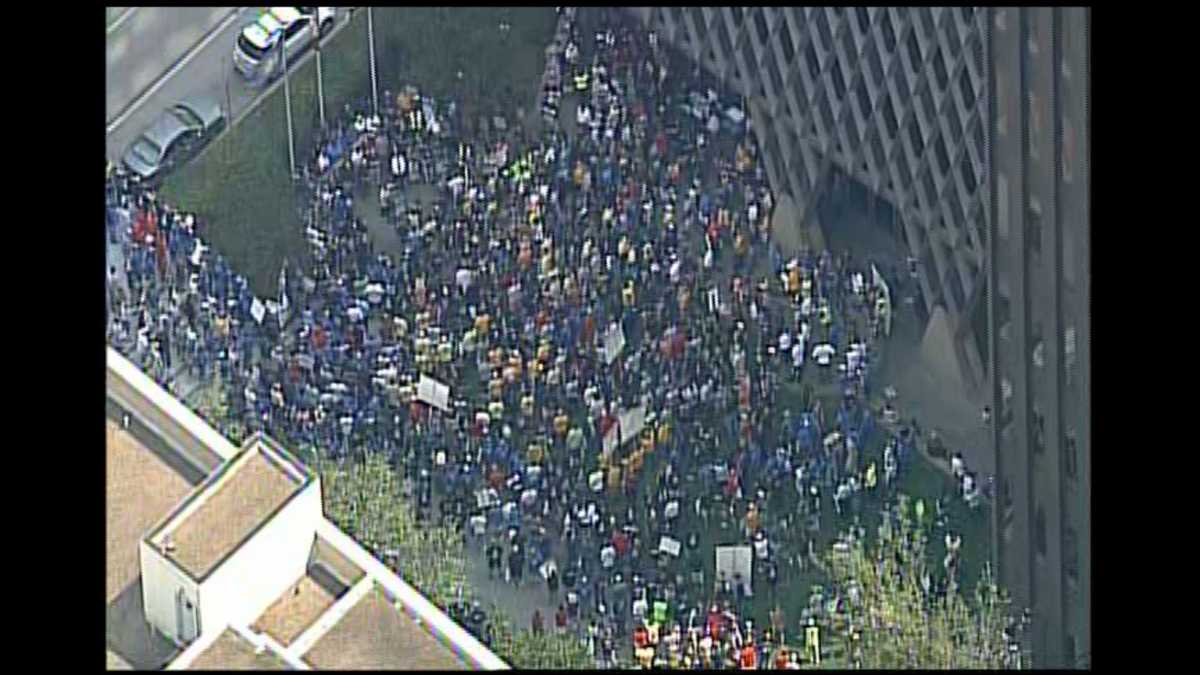Photos: USW rally in Pittsburgh draws large crowd