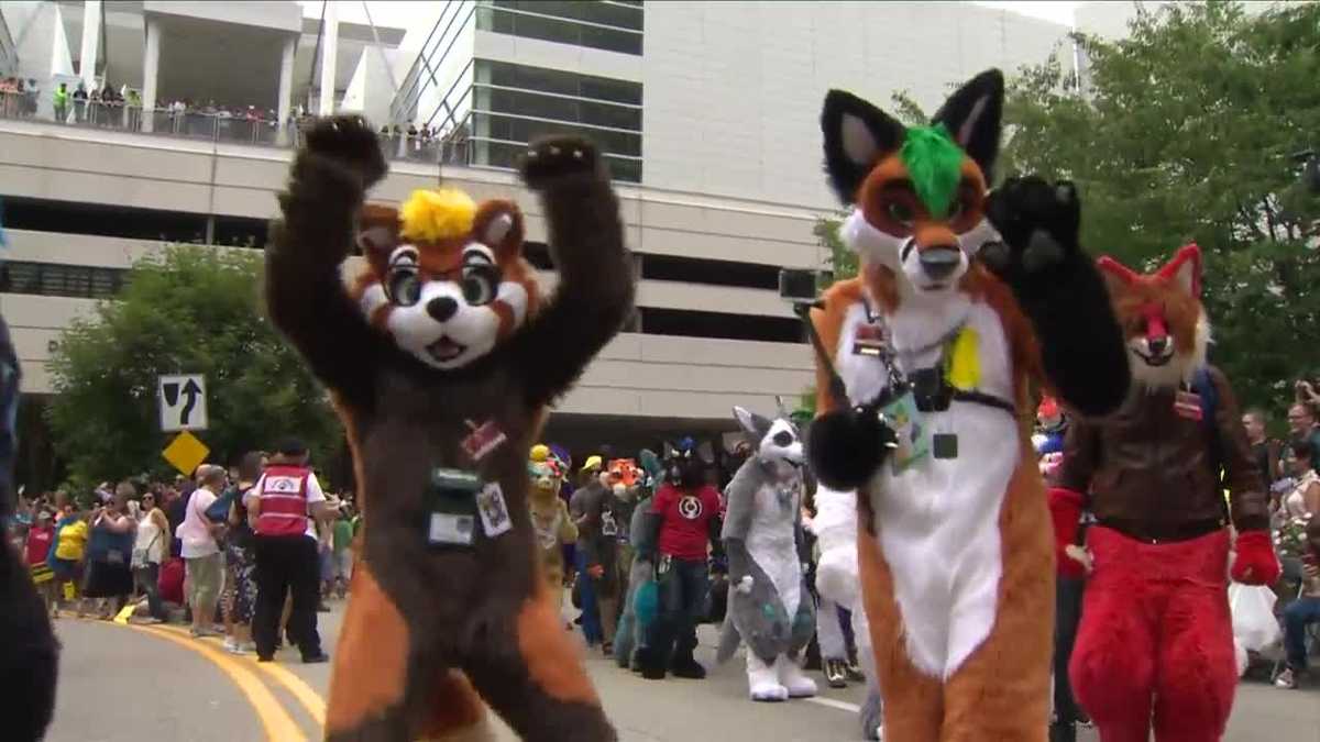 Photos: 2016 Anthrocon fursuit parade