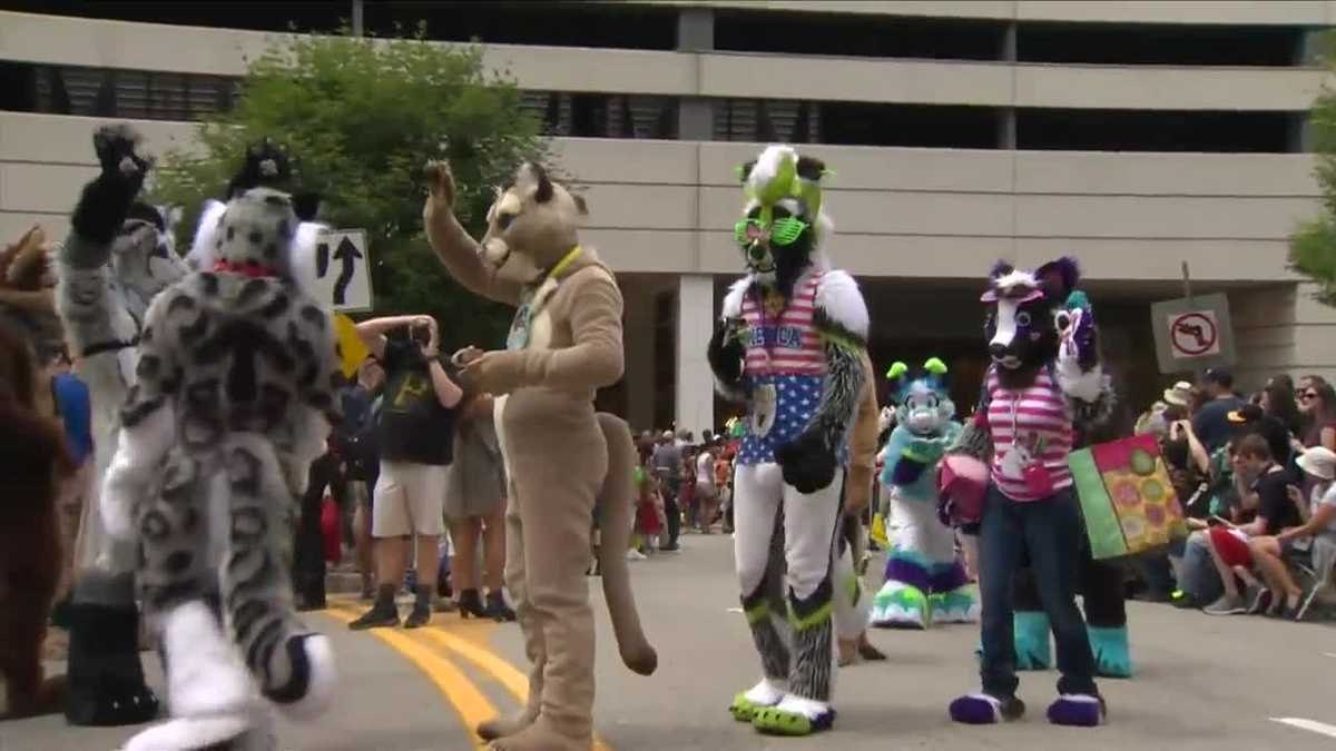 Photos: 2016 Anthrocon fursuit parade