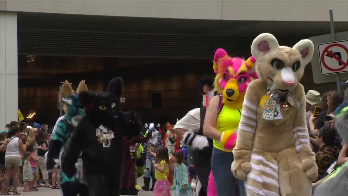 Photos: 2016 Anthrocon fursuit parade