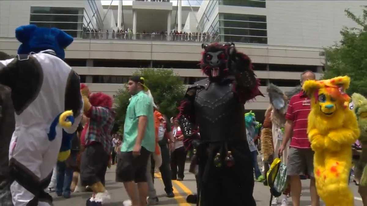 Photos: 2016 Anthrocon fursuit parade
