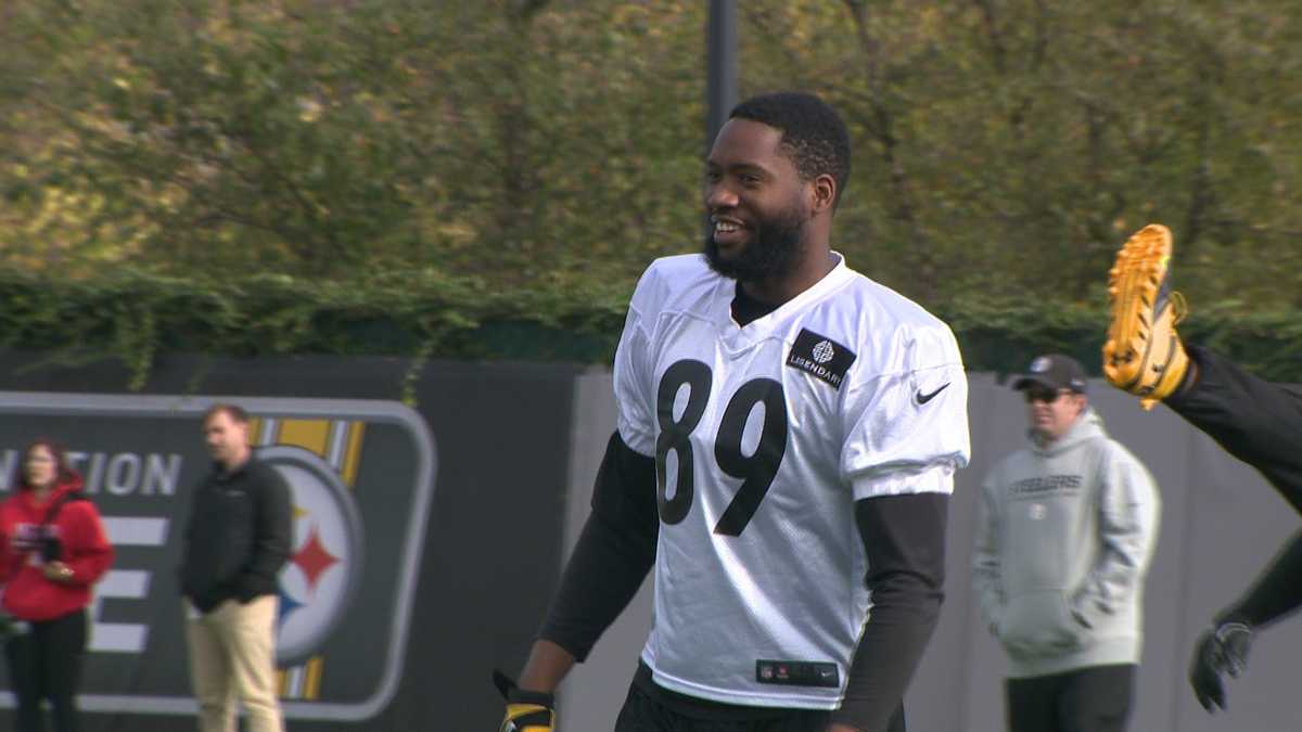 Steelers' tight end Green finally practices with team