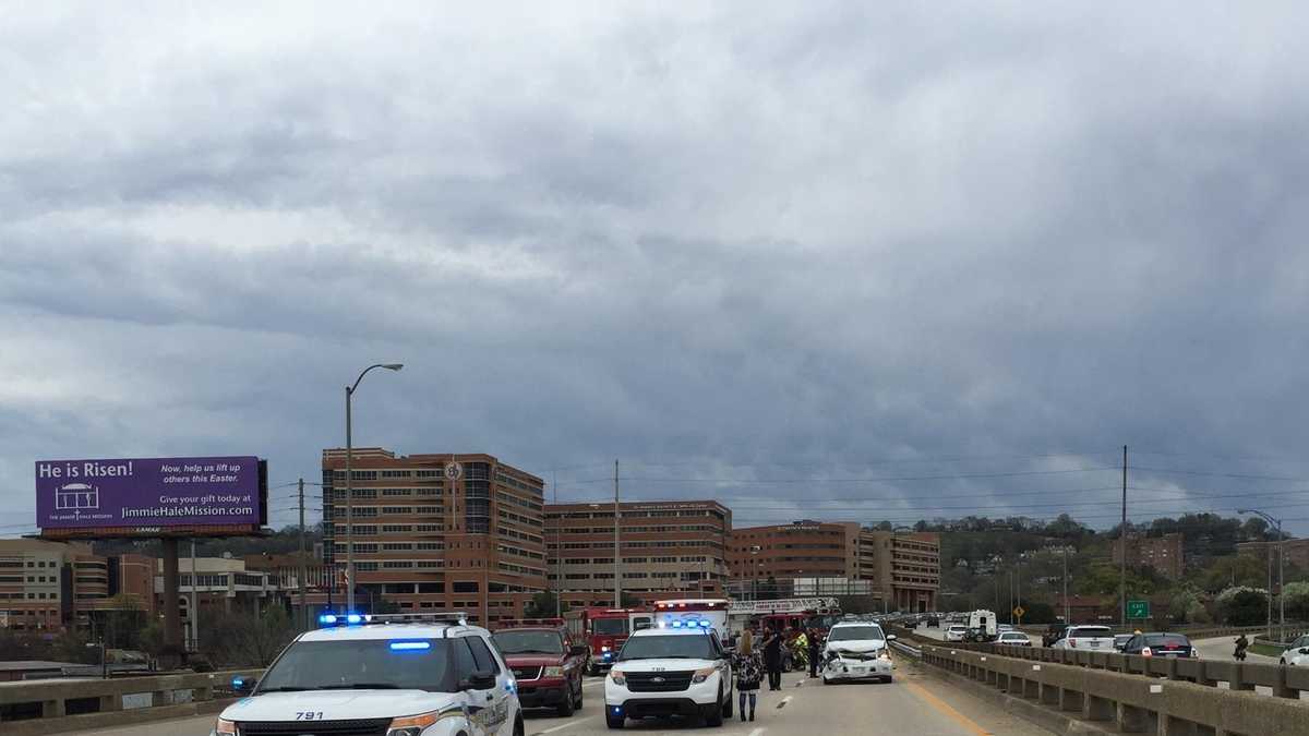 Wreck shuts down lanes of Red Mtn. Expressway