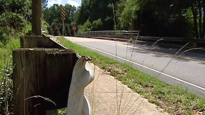 Men block bridge, shoot at driver and child
