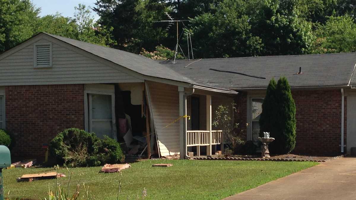 Car drives into house, leaves scene