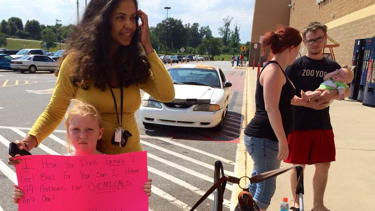 Breastfeeding mom says she was harassed, store apologizes