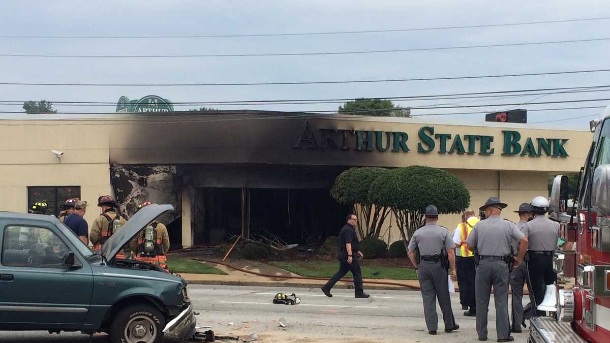 2 dead after SUV crashes into bank in fiery wreck