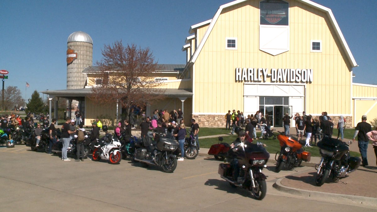 Hundreds of Iowa bikers ride to remember man killed in crash