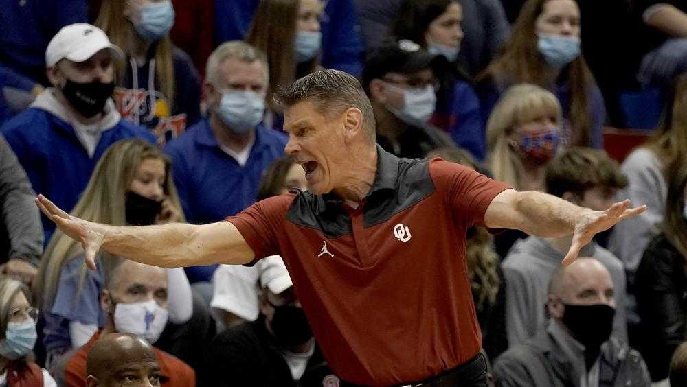 Wilson scores 22, No. 8 Kansas beats Oklahoma 71-69