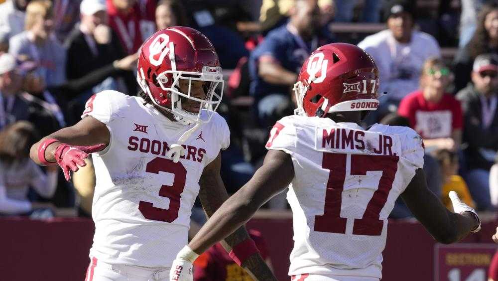 Oklahoma uses trickery, defense to beat Iowa State, 27-13