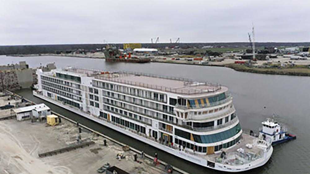 Cruise ships makes first voyage down Mississippi River