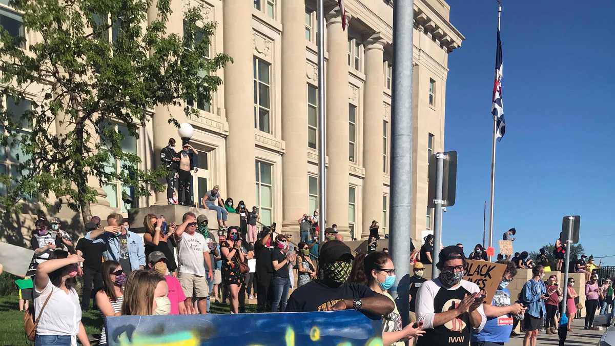 PHOTOS: A look at last night's peaceful rally turned violent protest in ...