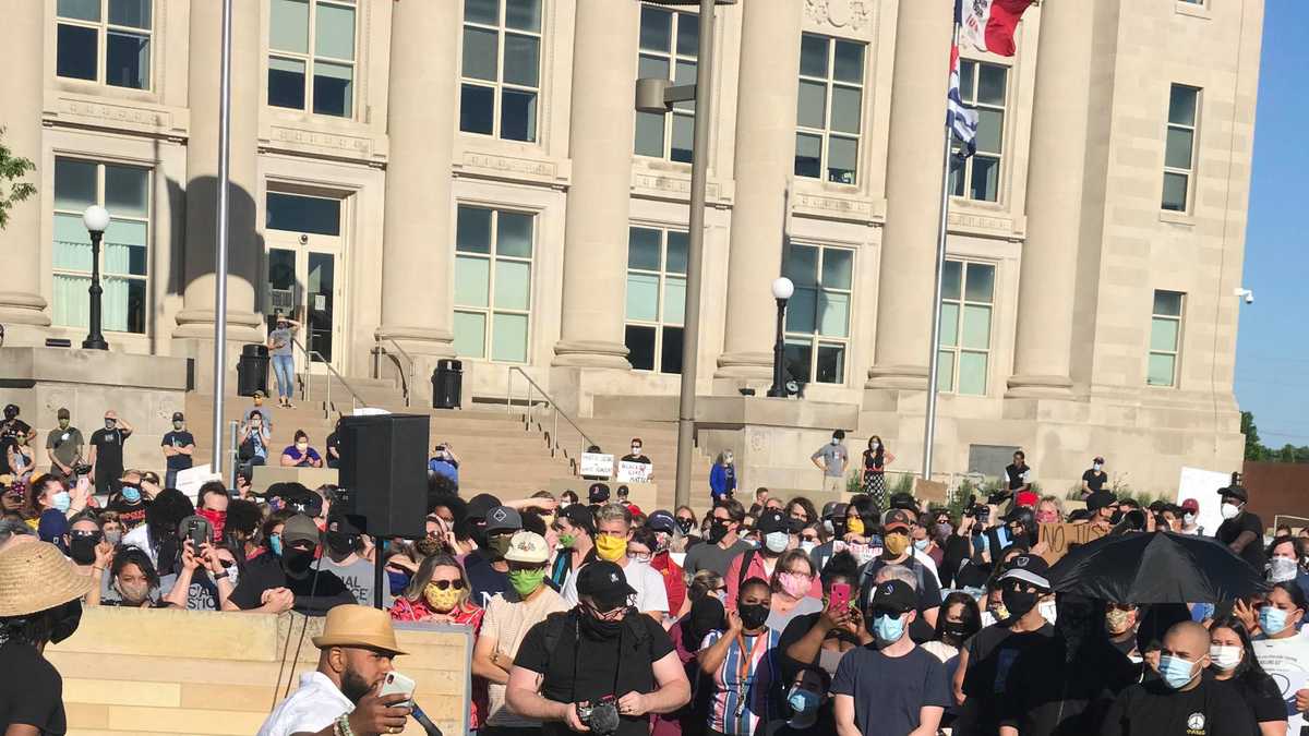 PHOTOS: A look at last night's peaceful rally turned violent protest in ...