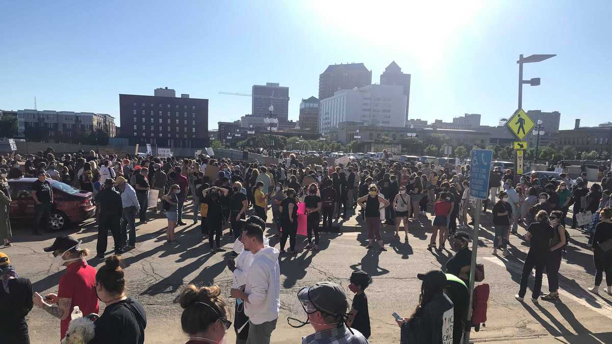 PHOTOS: A look at last night's peaceful rally turned violent protest in ...