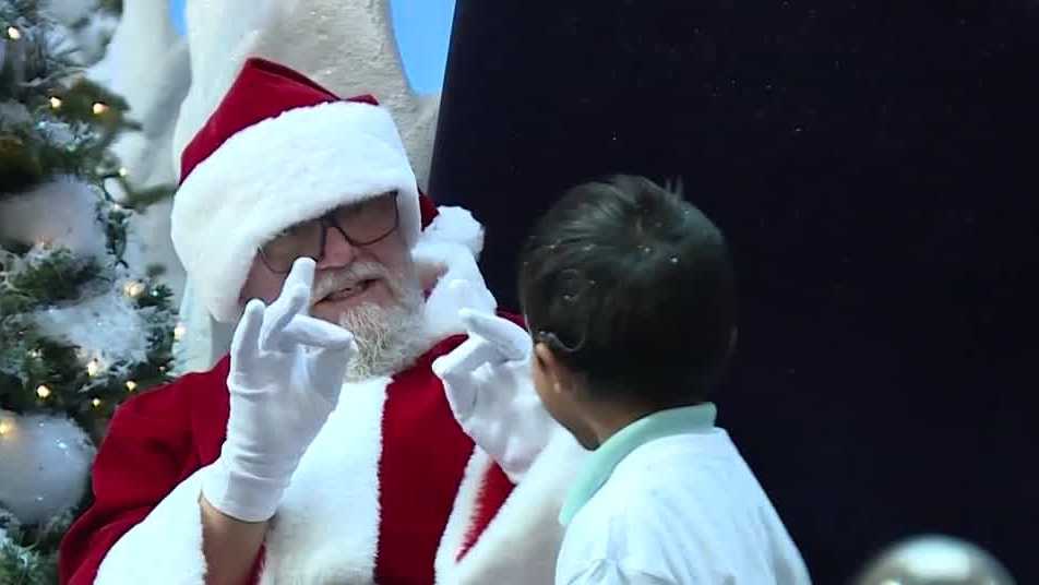 Elementary school students meet sign language-friendly Santa at Mall at ...