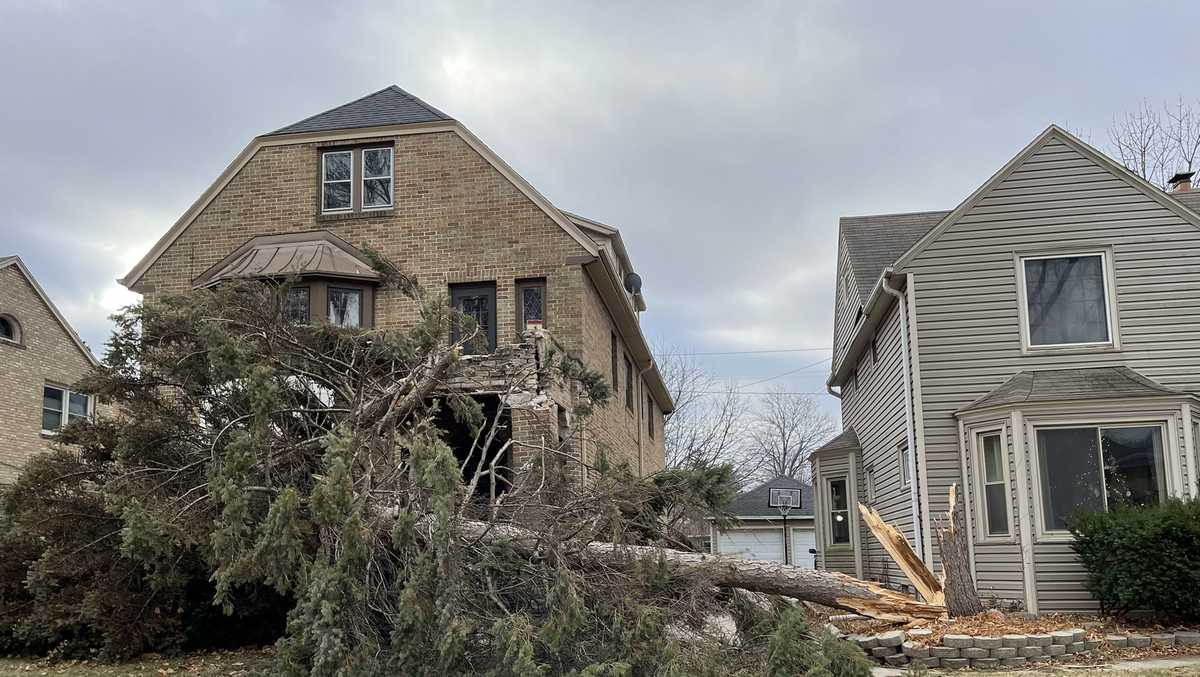 High winds knock out power to at least 34,900 customers