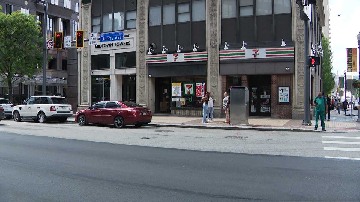Pittsburgh store employee stabbed on Liberty Avenue downtown