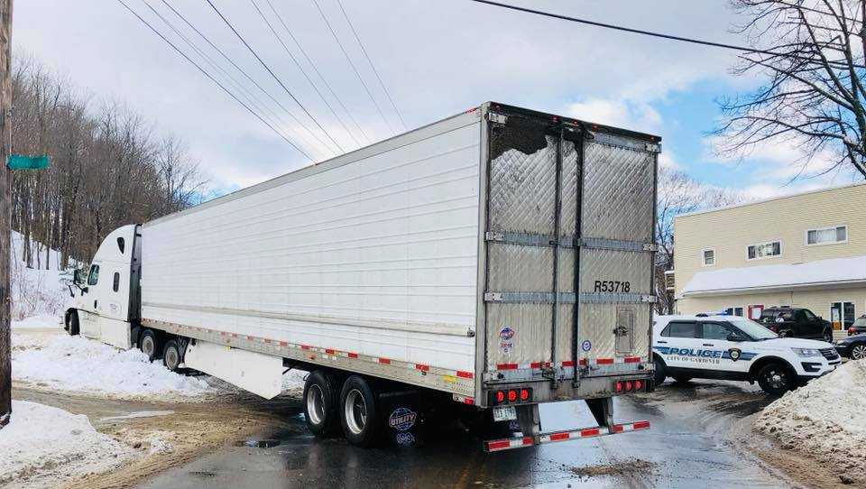 Tractor-trailer blocks traffic in Gardiner