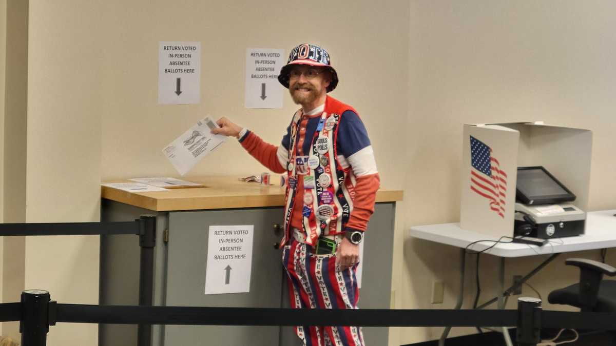 Iowa primary absentee voting begins with early-bird voter