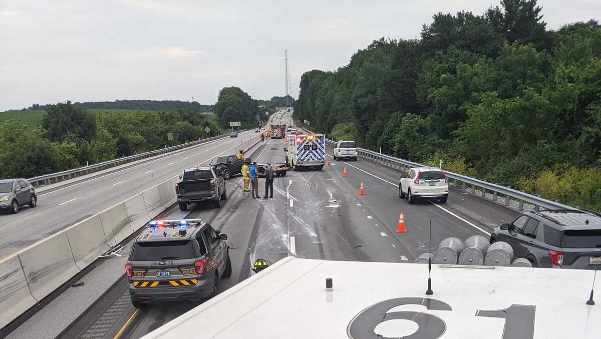 Multi-vehicle crash along I-83 leads to lane restriction
