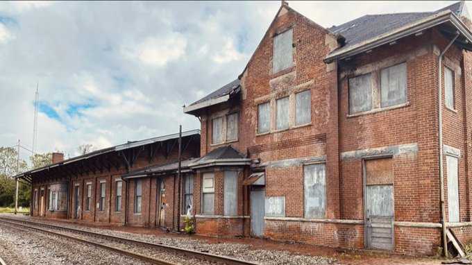 Crews to move historic Hamilton train station to new location down the road