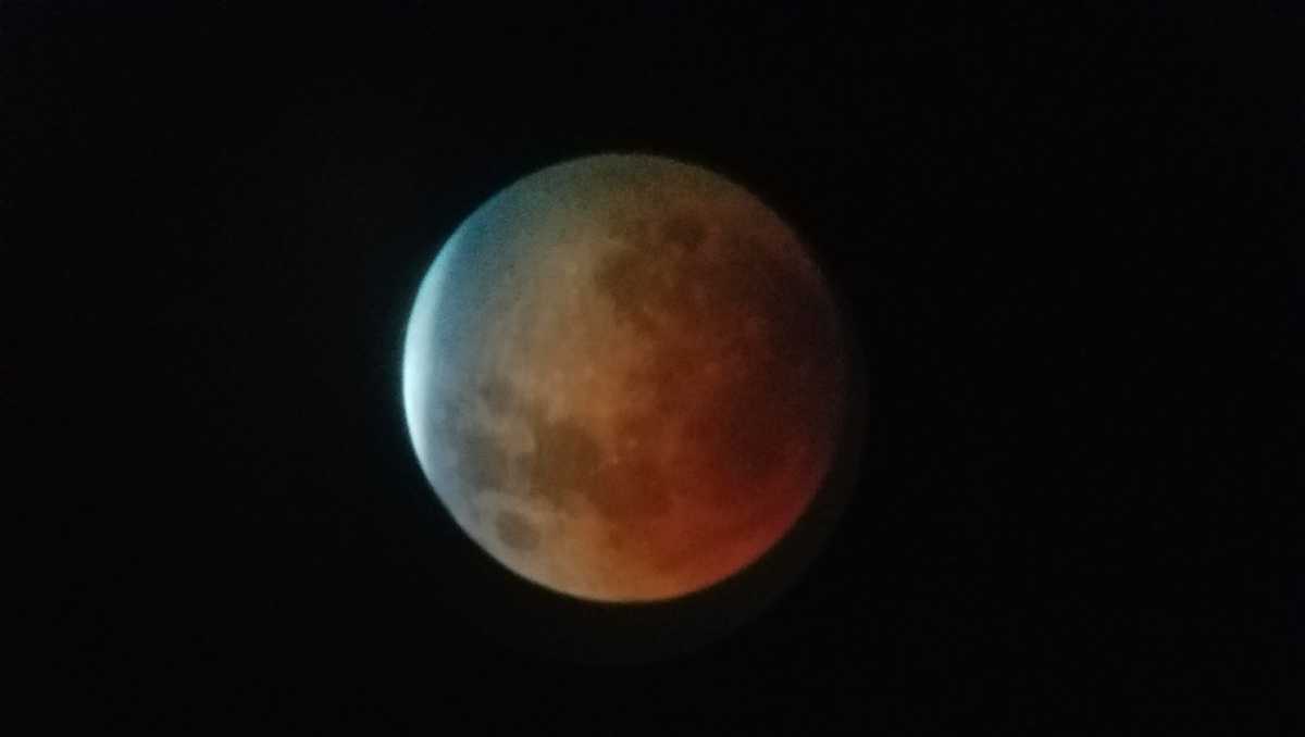 16 Photos of the Super Blue Blood Moon in case you missed it this morning