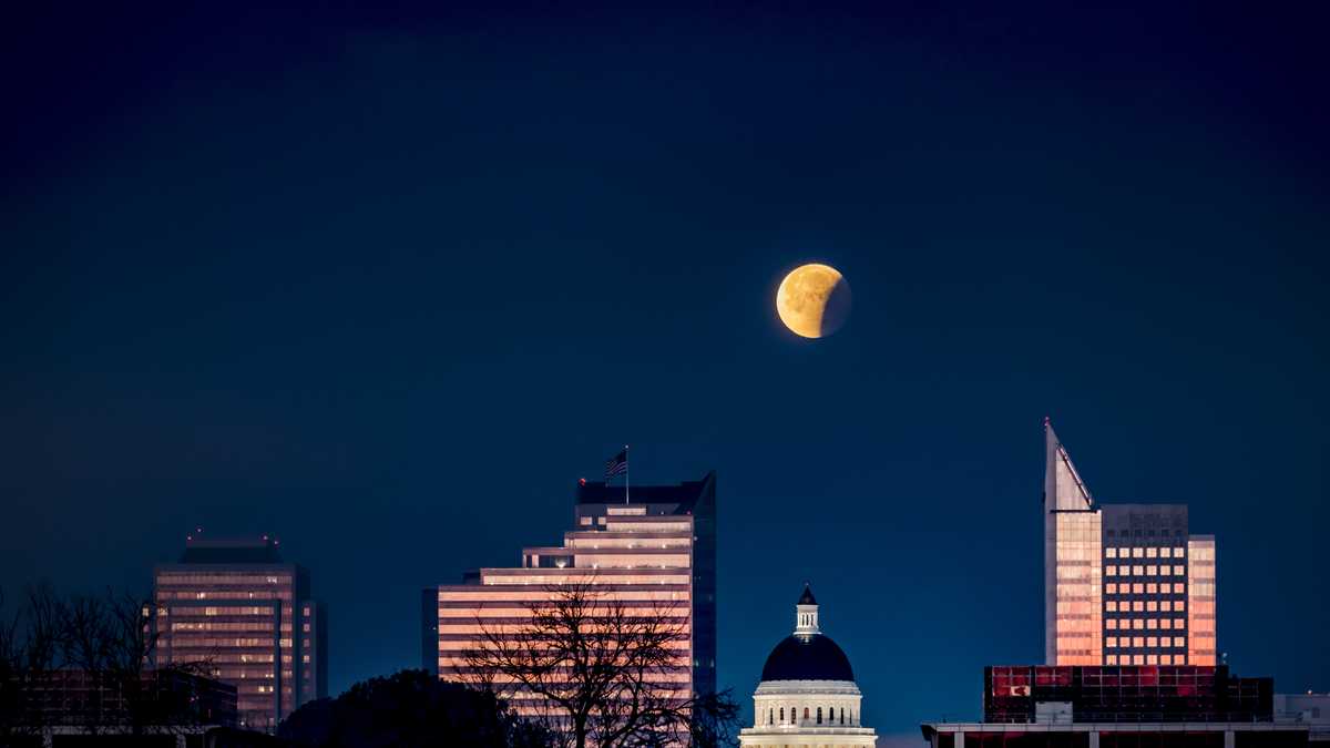 16 Photos of the Super Blue Blood Moon in case you missed it this morning