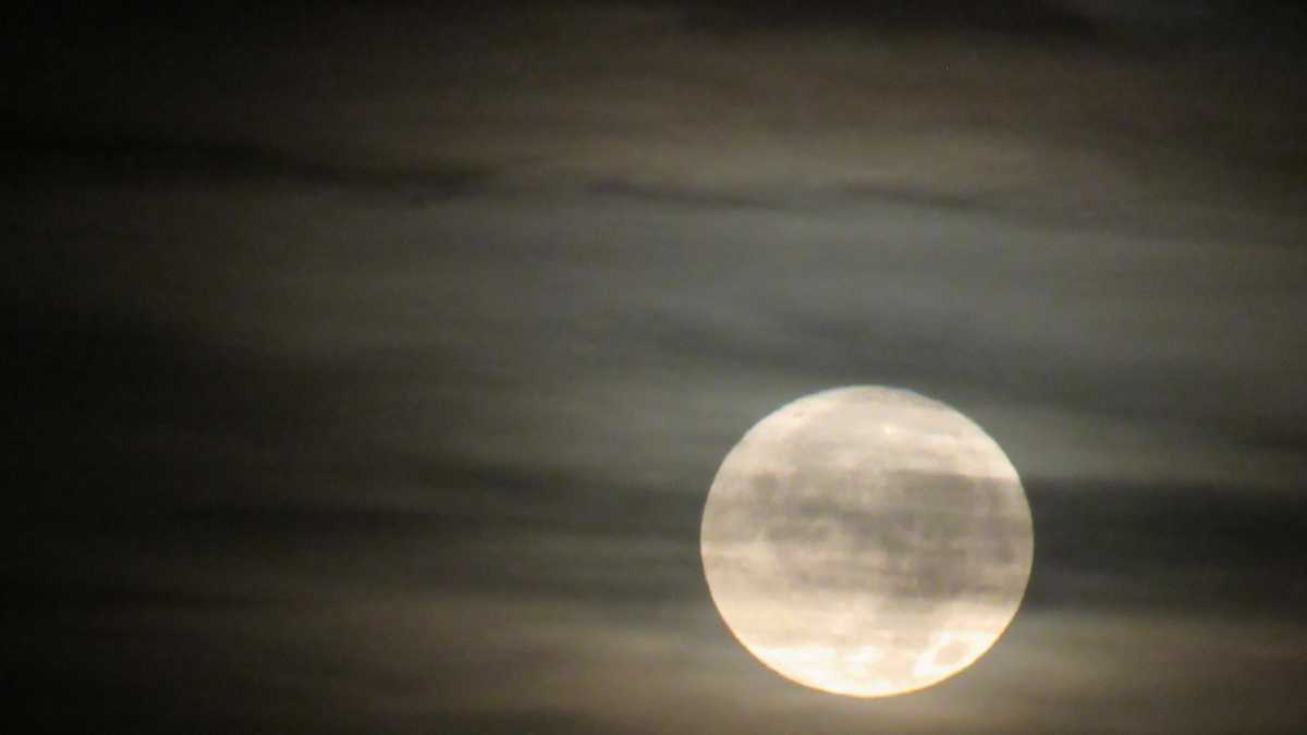 Viewers capture beautiful shots Harvest Moon across the country