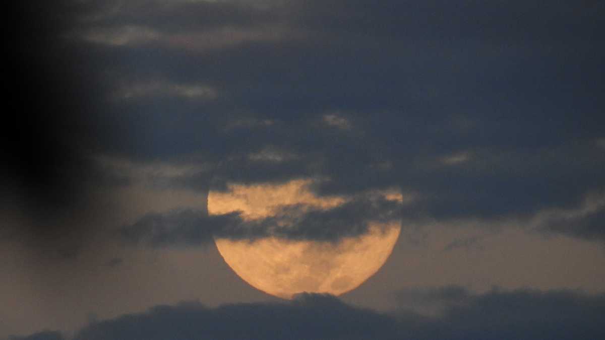 Viewers capture beautiful shots Harvest Moon across the country