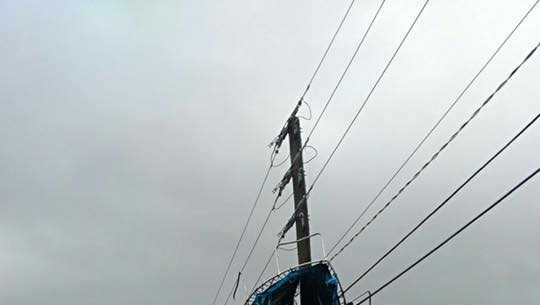 Winds send trampoline flying into powerlines
