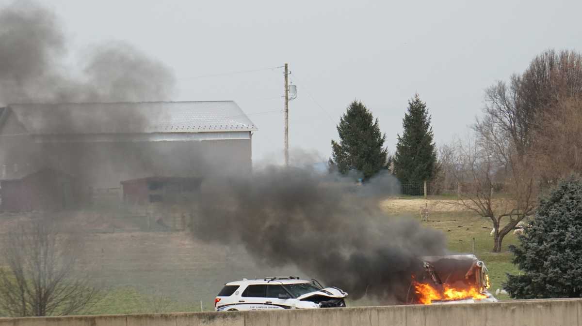 Police officer pulls mail carrier from burning truck