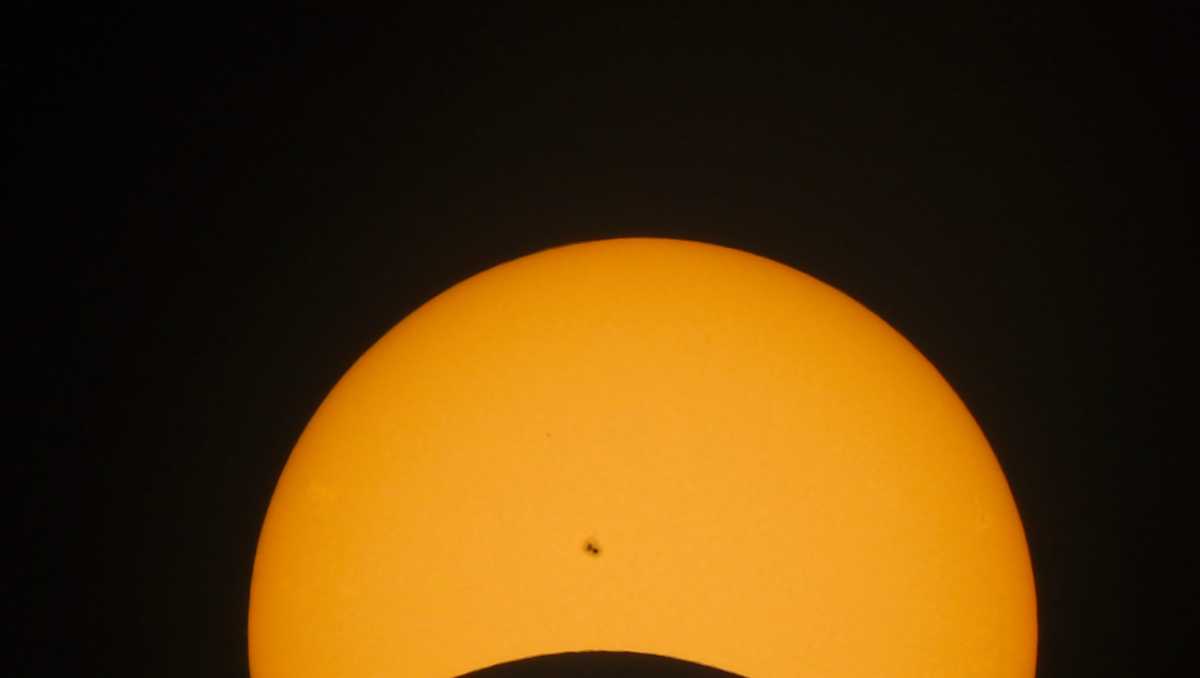 Images of solar eclipse in California