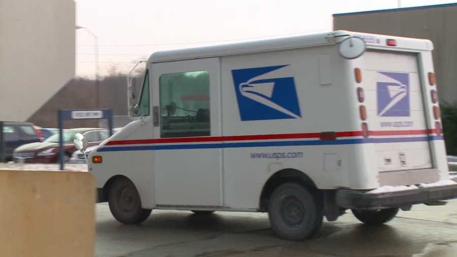 Police: Mail carrier in Des Moines hit alleged robber with van