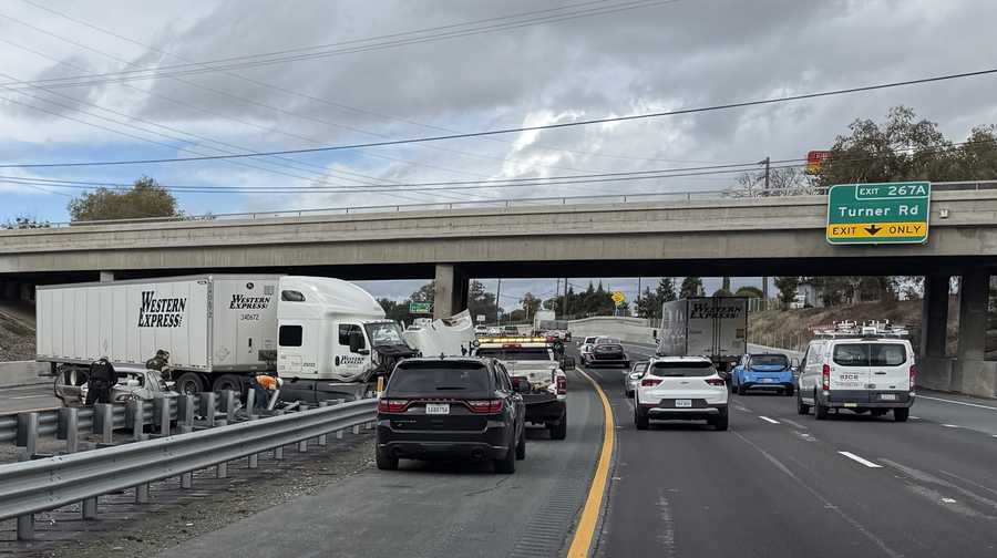 Big rig crash snarls Highway 99 traffic in Lodi
