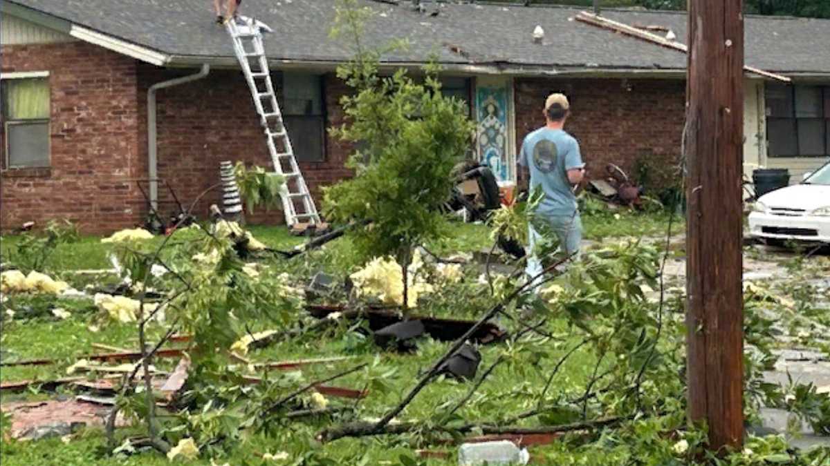 Arkansas tornado: Likely twister hits Van Buren