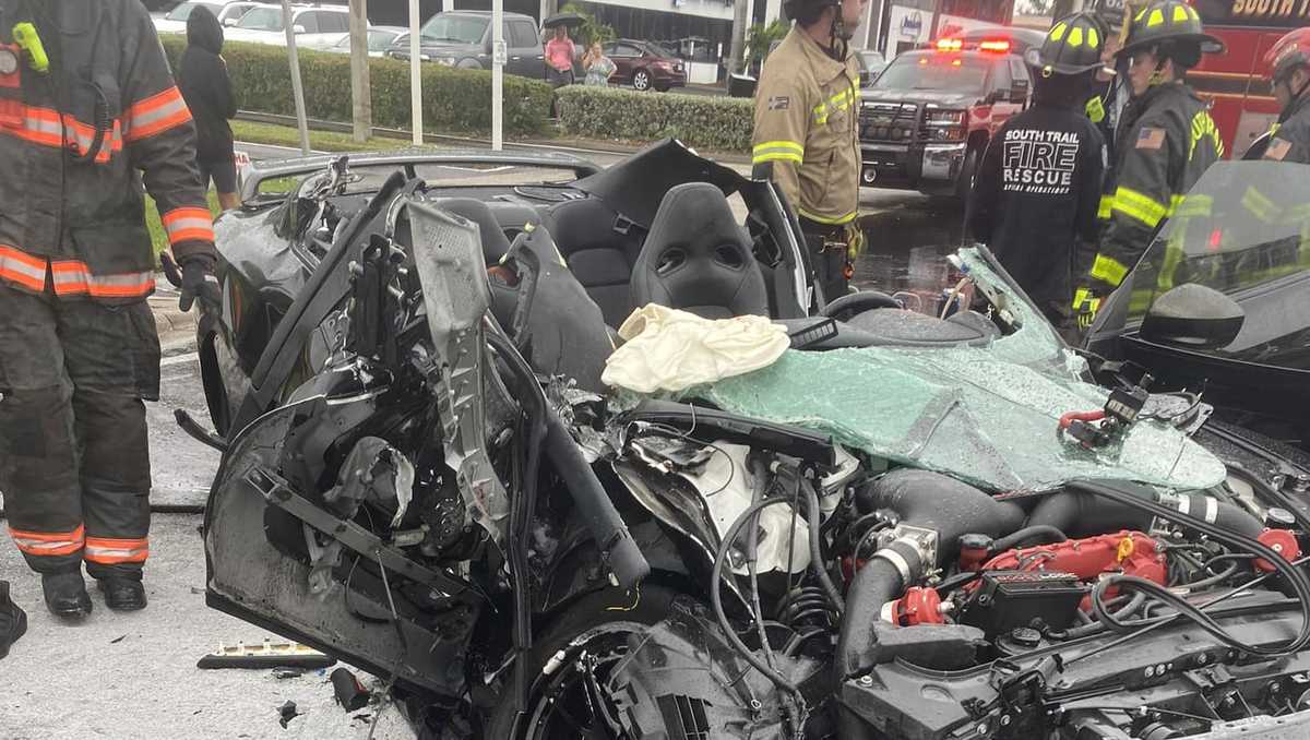3 hospitalized after sports car crash in south Fort Myers