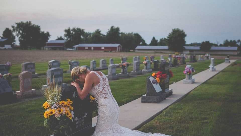 'In my heart, he was there': Grieving bride dons wedding dress in ...