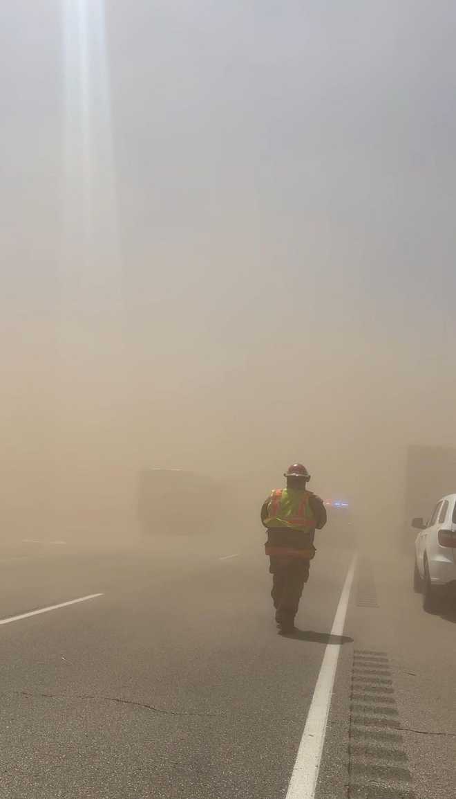 High winds stir up dust storm, create low visibility on northeast Iowa ...