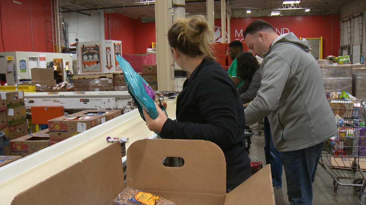 Ravens, Maryland Food Bank team up to feed hungry during holidays
