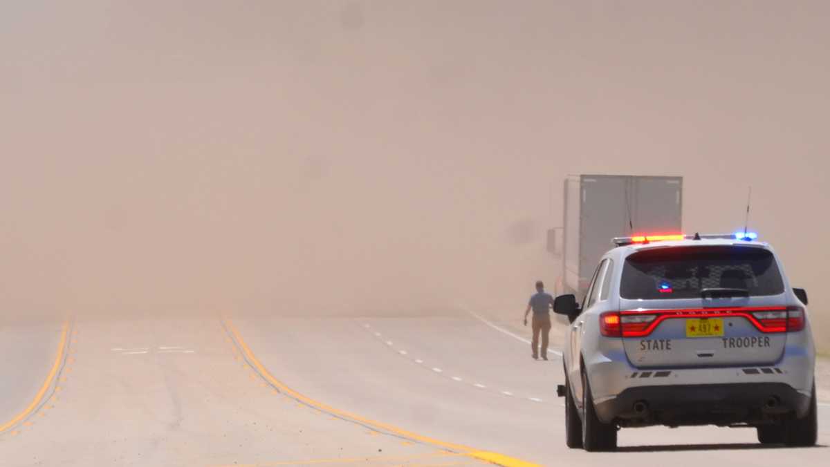 High winds stir up dust storm, create low visibility on northeast Iowa ...