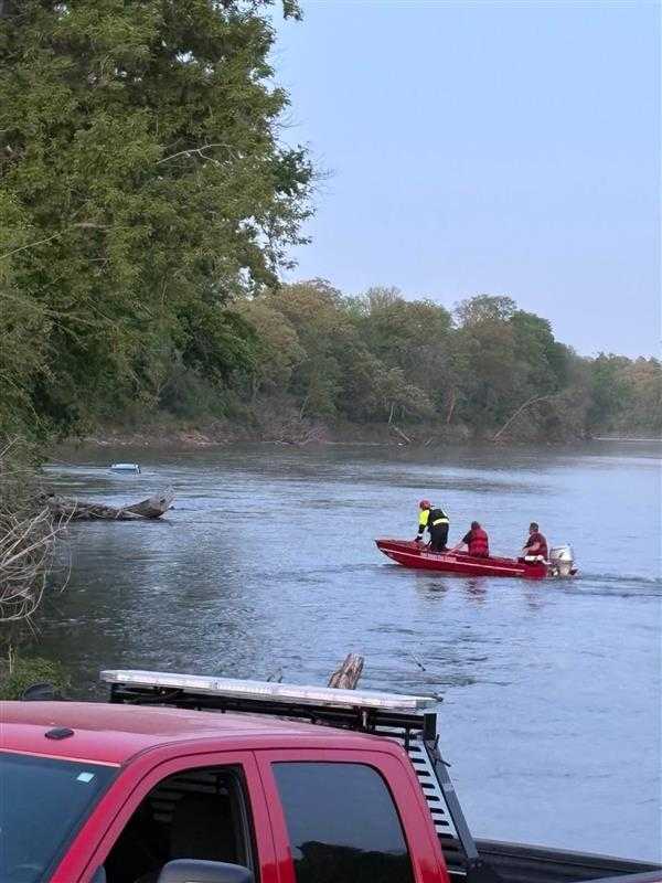 Fort Dodge Fire Department pulls 1 from van in river