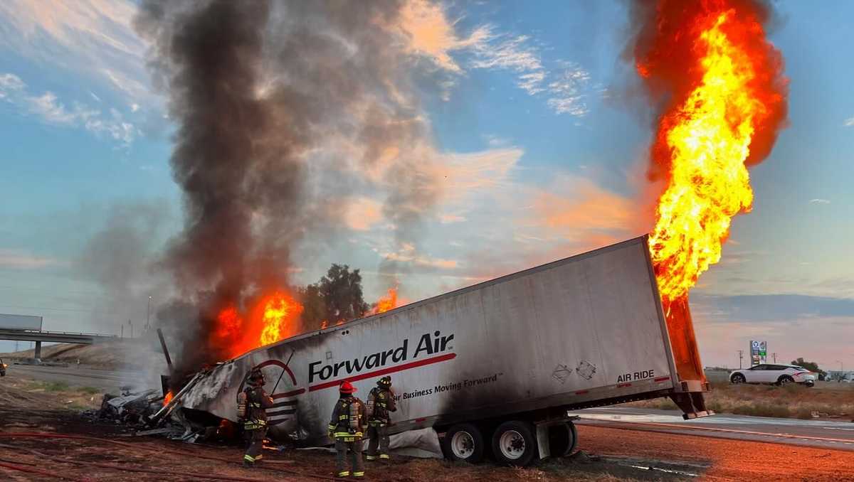Crash involving 2 big rigs backs up traffic on Interstate 580