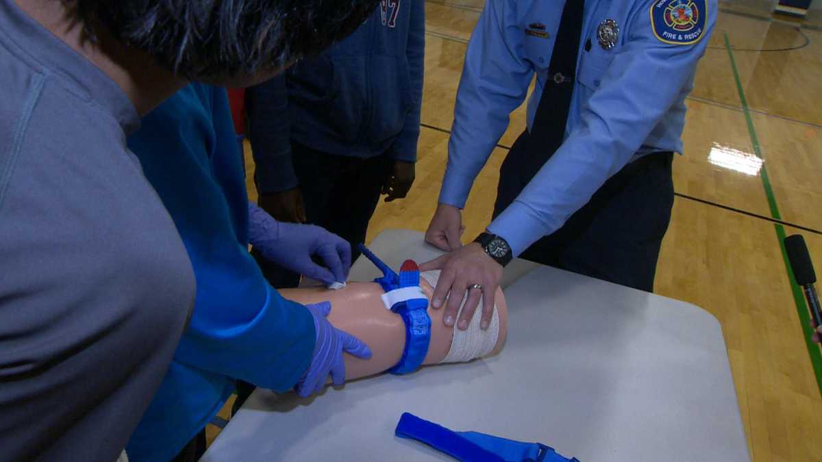 Students learn life-saving battlefield-injury techniques for everyday ...