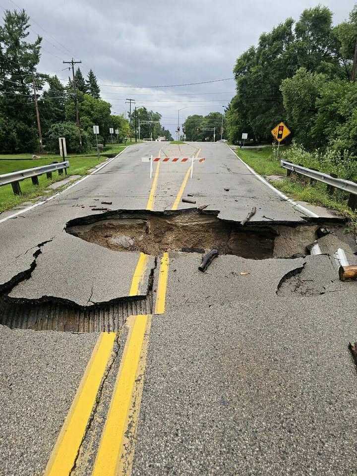 Heavy rain causes road collapse in Menomonee Falls - WISN